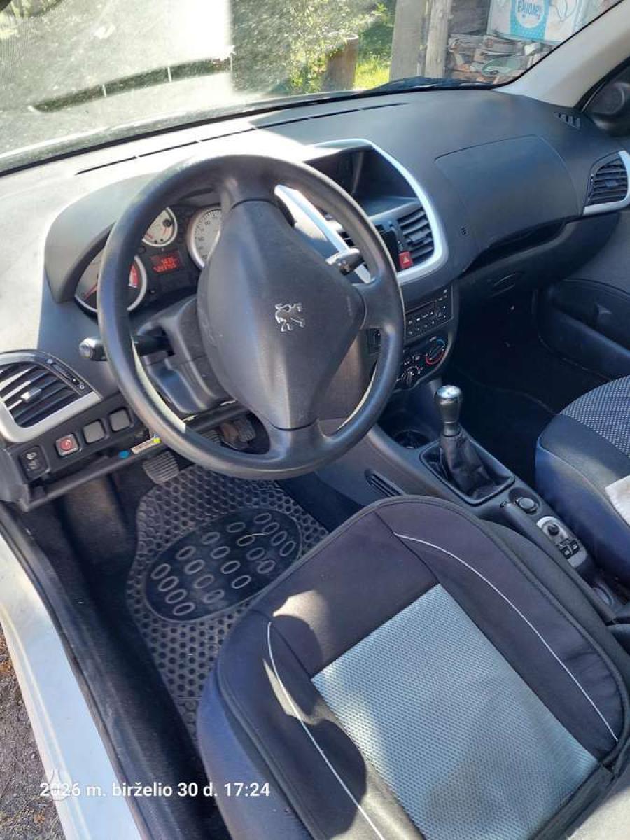 White Peugeot 206 2010 in Kretinga, with an engine capacity of 1.40 L and mileage of 294 thousand km for 1200 €, photo 3 on AUTOMOTO.COM.LV