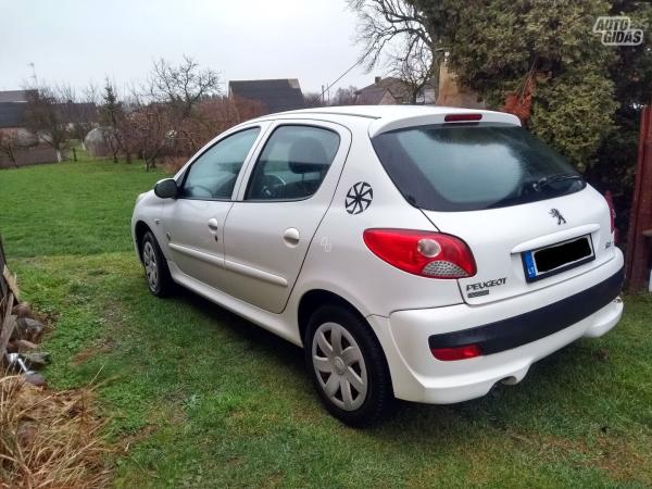 Balts Peugeot 206 2013 Vilkaviškis, ar dzinēja tilpumu 1.40 L un nobraukumu 210 tūkst. km par 1350 €, foto 5 vietnē AUTOMOTO.COM.LV