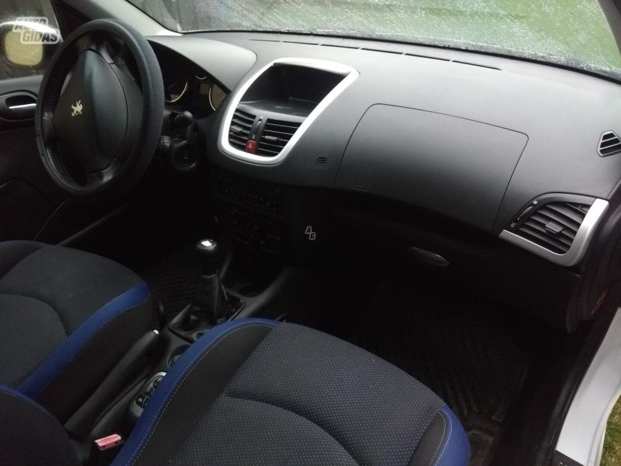 Balts Peugeot 206 2013 Vilkaviškis, ar dzinēja tilpumu 1.40 L un nobraukumu 210 tūkst. km par 1350 €, foto 12 vietnē AUTOMOTO.COM.LV