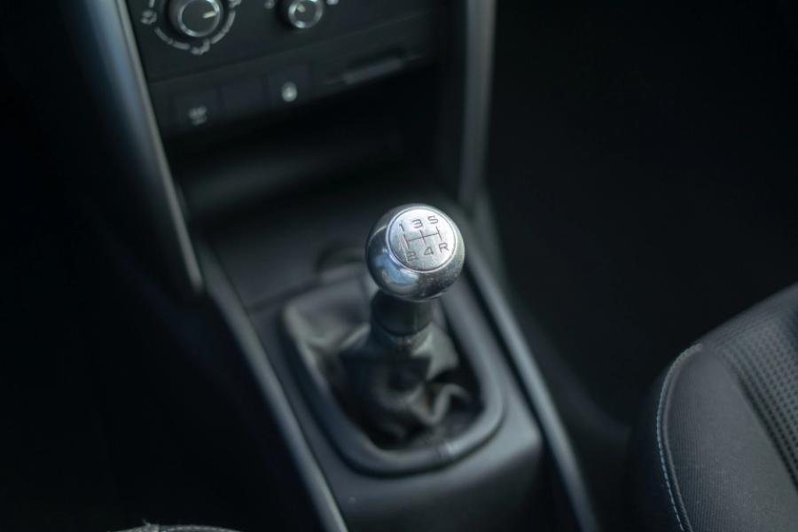 Black Peugeot 207 2009 in Riga, with an engine capacity of 1.60 L and mileage of 201 thousand km for 3500 €, photo 6 on AUTOMOTO.COM.LV