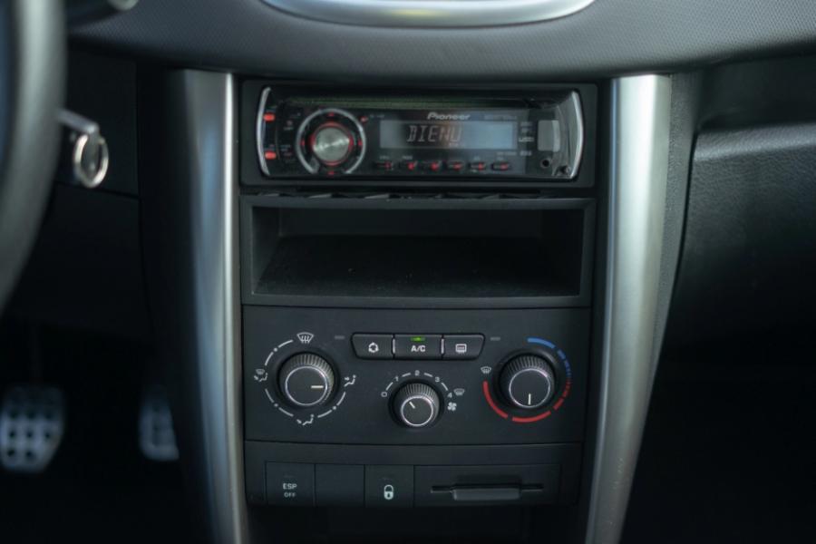 Black Peugeot 207 2009 in Riga, with an engine capacity of 1.60 L and mileage of 201 thousand km for 3500 €, photo 7 on AUTOMOTO.COM.LV