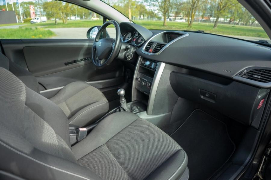 Black Peugeot 207 2009 in Riga, with an engine capacity of 1.60 L and mileage of 201 thousand km for 3500 €, photo 12 on AUTOMOTO.COM.LV