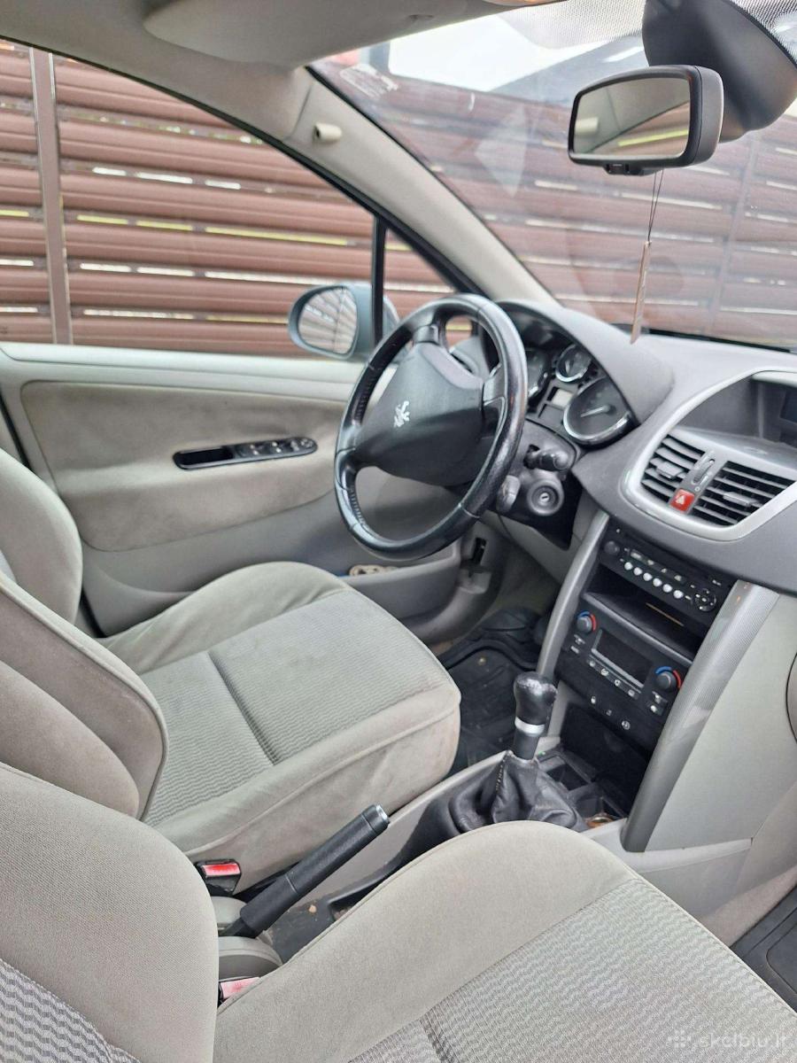 Black Peugeot 207 2006 in Klaipeda, with an engine capacity of 1.50 L and mileage of 299 thousand km for 950 €, photo 7 on AUTOMOTO.COM.LV