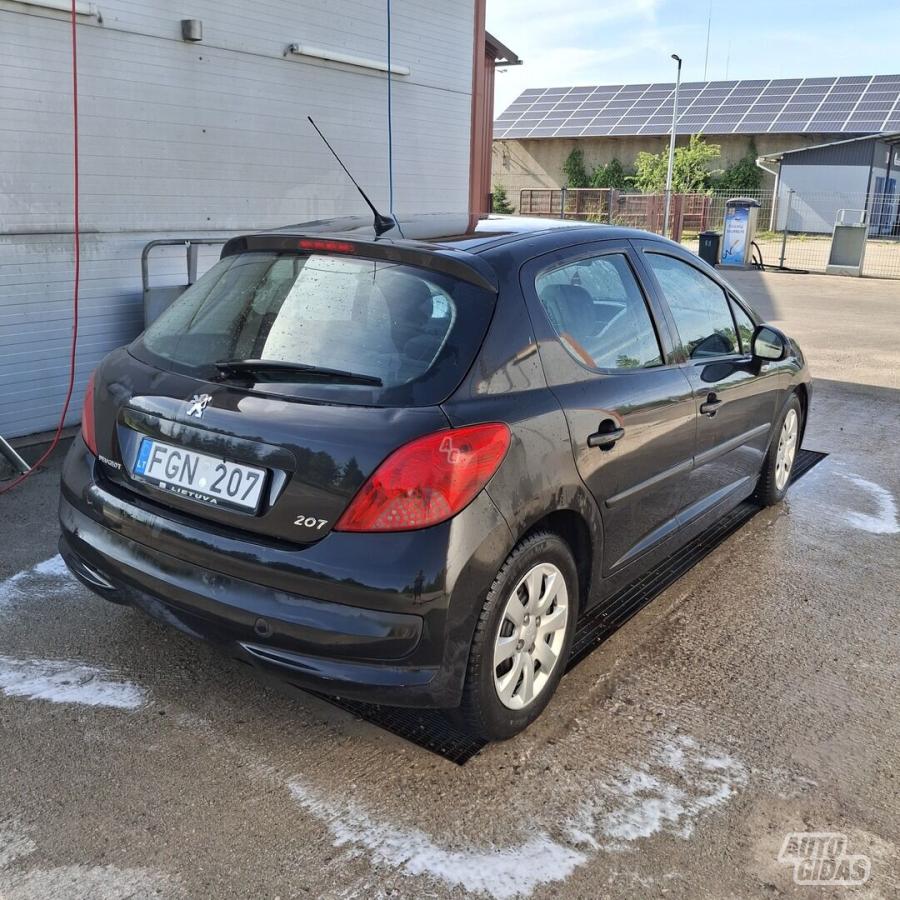 Black Peugeot 207 2007 in Skuodas, with an engine capacity of 1.40 L and mileage of 240 thousand km for 1400 €, photo 4 on AUTOMOTO.COM.LV