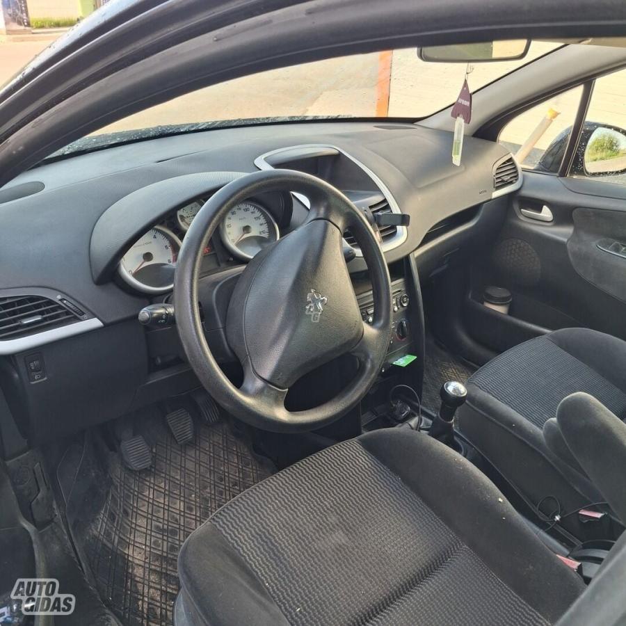 Black Peugeot 207 2007 in Skuodas, with an engine capacity of 1.40 L and mileage of 240 thousand km for 1400 €, photo 6 on AUTOMOTO.COM.LV