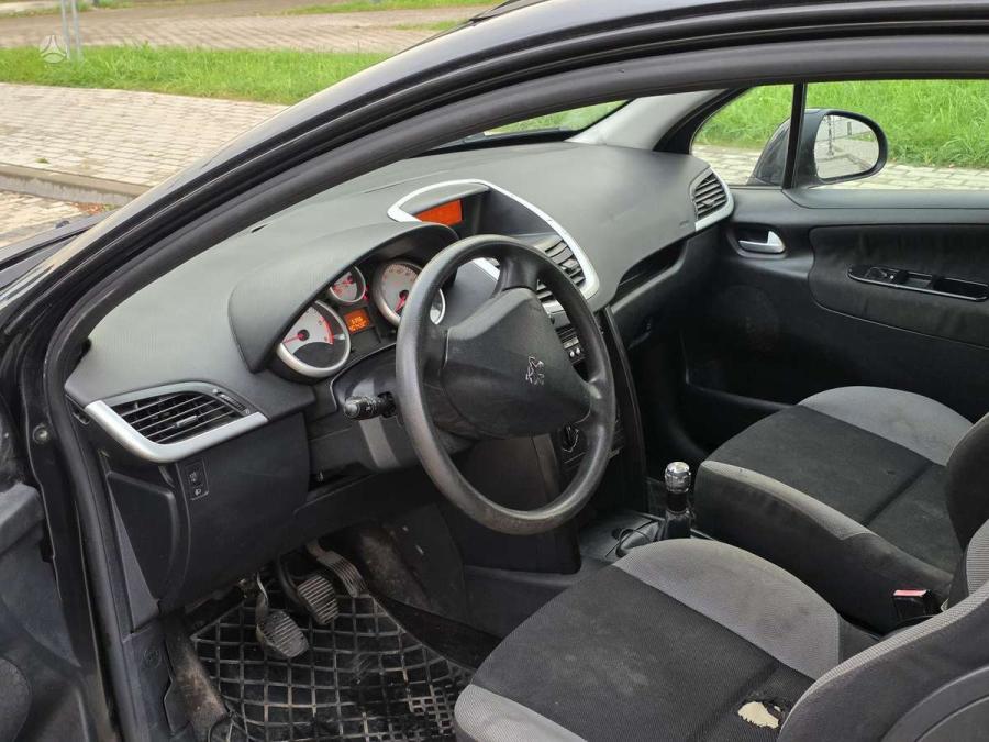 Black Peugeot 207 2007 in Ukmerge, with an engine capacity of 1.40 L and mileage of 407 thousand km for 350 €, photo 8 on AUTOMOTO.COM.LV