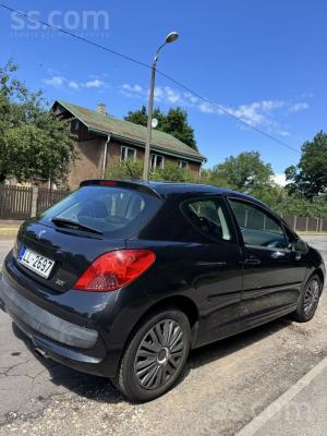 Black Peugeot 207 2008 in Riga, with an engine capacity of 1.60 L and mileage of 155 thousand km for 2490 €, photo 4 on AUTOMOTO.COM.LV