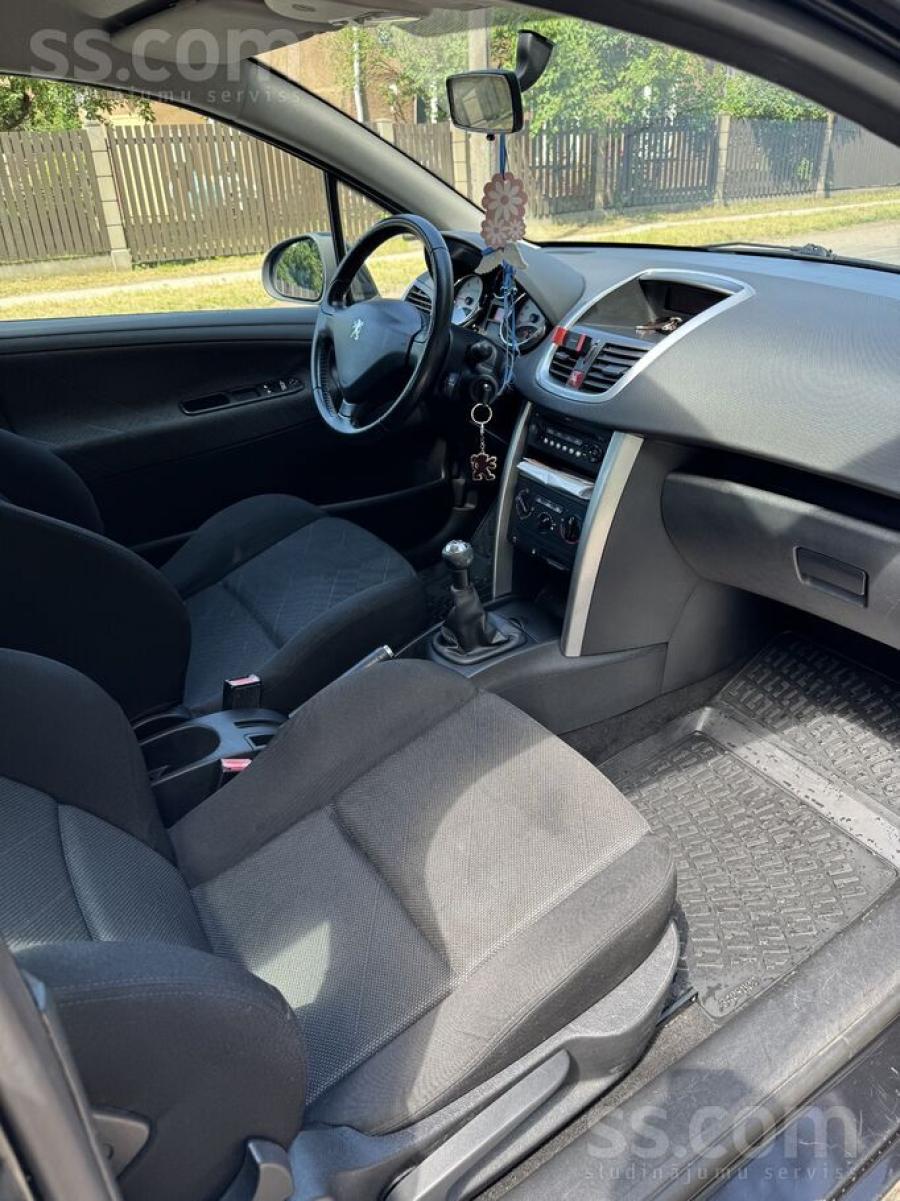 Black Peugeot 207 2008 in Riga, with an engine capacity of 1.60 L and mileage of 155 thousand km for 2490 €, photo 12 on AUTOMOTO.COM.LV