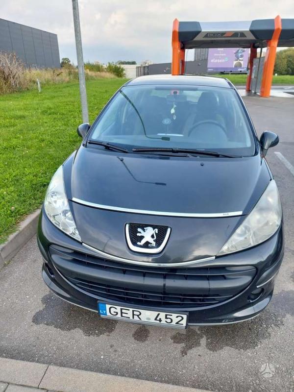 Black Peugeot 207 2008 in Alytus, with an engine capacity of 1.36 L and mileage of 222 thousand km for 950 €, photo 1 on AUTOMOTO.COM.LV