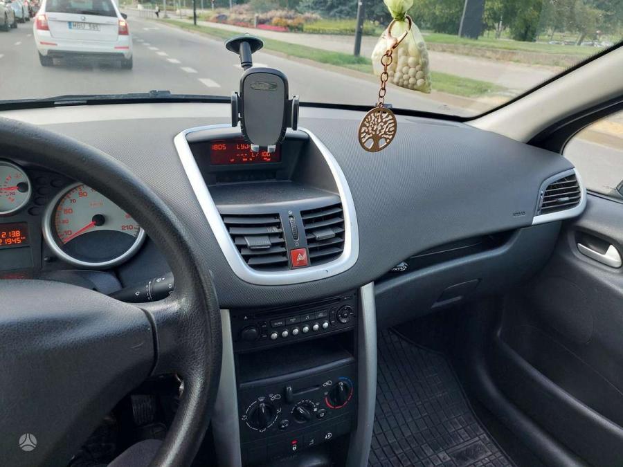 Black Peugeot 207 2008 in Alytus, with an engine capacity of 1.36 L and mileage of 222 thousand km for 950 €, photo 4 on AUTOMOTO.COM.LV