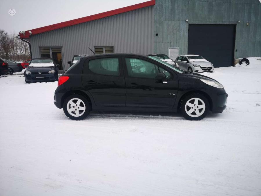 Black Peugeot 207 2009 in Radviliskis, with an engine capacity of 1.40 L and mileage of 141 thousand km for 2450 €, photo 5 on AUTOMOTO.COM.LV
