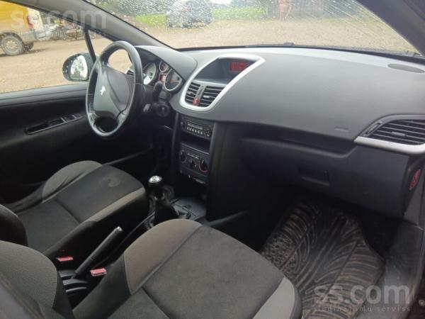 Black Peugeot 207 2008 in Kuldiga, with an engine capacity of 1.60 L and mileage of 410 thousand km for 1200 €, photo 7 on AUTOMOTO.COM.LV