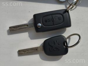 Zils Peugeot 207 2011 Rīga, ar dzinēja tilpumu 1.40 L un nobraukumu 99 tūkst. km par 2200 €, foto 17 vietnē AUTOMOTO.COM.LV