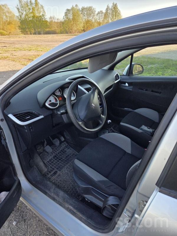 Grey Peugeot 207 2009 in Ludza, with an engine capacity of 1.40 L and mileage of 213 thousand km for 1750 €, photo 6 on AUTOMOTO.COM.LV
