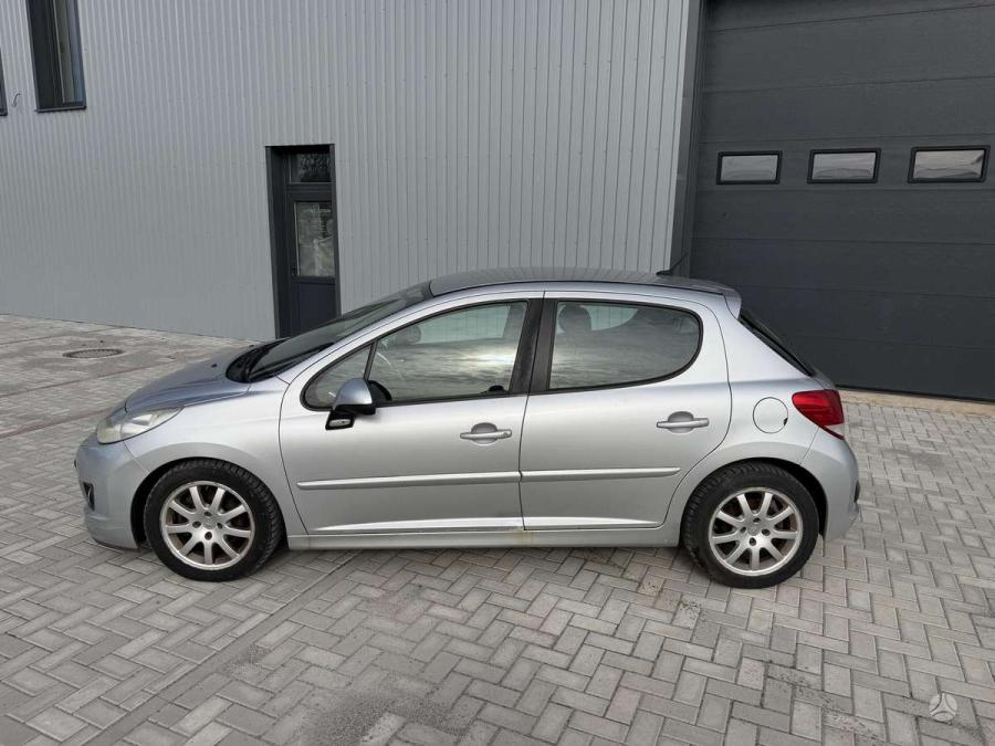 Grey Peugeot 207 2009 in Ukmerge, with an engine capacity of 1.60 L and mileage of 162 thousand km for 2499 €, photo 4 on AUTOMOTO.COM.LV