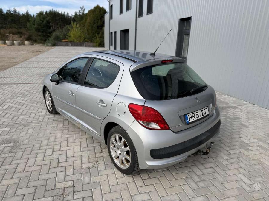 Grey Peugeot 207 2009 in Ukmerge, with an engine capacity of 1.60 L and mileage of 162 thousand km for 2499 €, photo 5 on AUTOMOTO.COM.LV