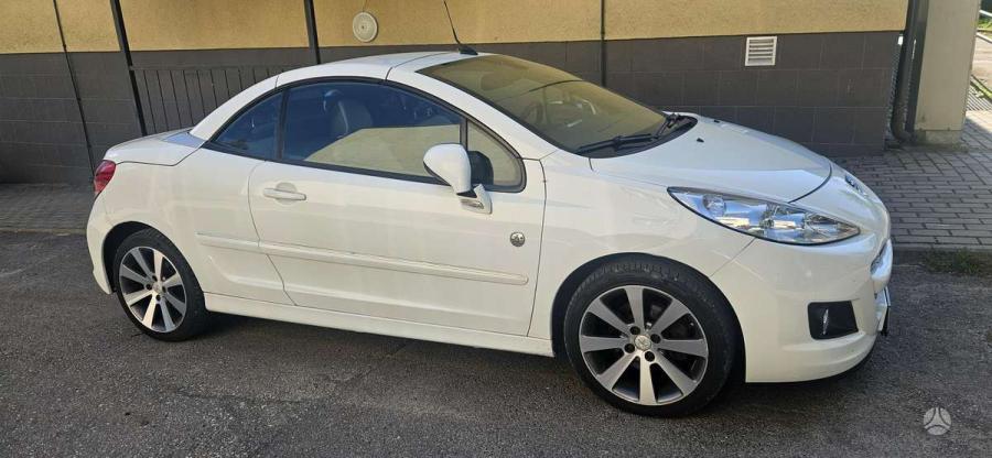 White Peugeot 207 2012 in Vilnius, with an engine capacity of 1.56 L and mileage of 230 thousand km for 2200 €, photo 5 on AUTOMOTO.COM.LV