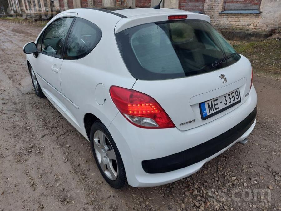 White Peugeot 207 2009 in Jekabpils, with an engine capacity of 1.60 L and mileage of 215 thousand km for 1690 €, photo 2 on AUTOMOTO.COM.LV