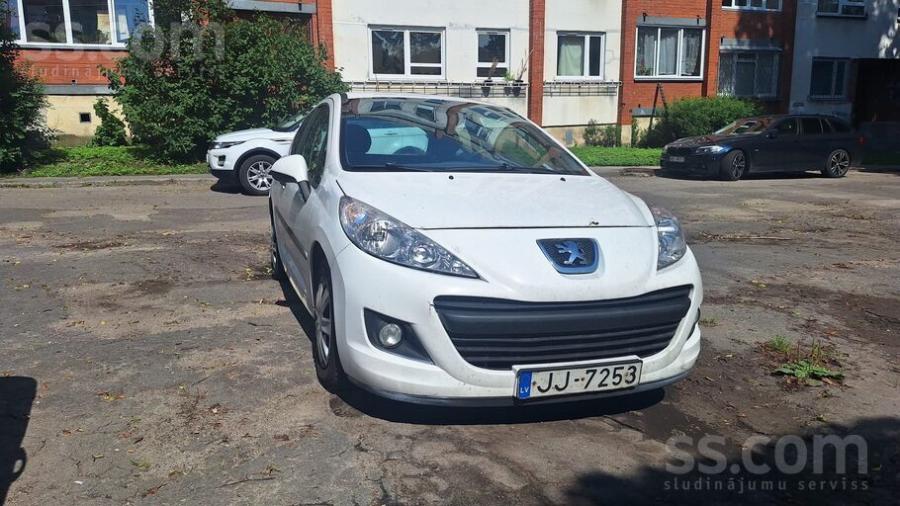White Peugeot 207 2010 in Riga, with an engine capacity of 1.40 L and mileage of 325 thousand km for 700 €, photo 1 on AUTOMOTO.COM.LV