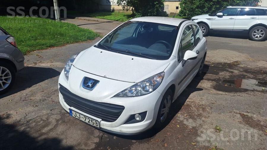 White Peugeot 207 2010 in Riga, with an engine capacity of 1.40 L and mileage of 325 thousand km for 700 €, photo 3 on AUTOMOTO.COM.LV