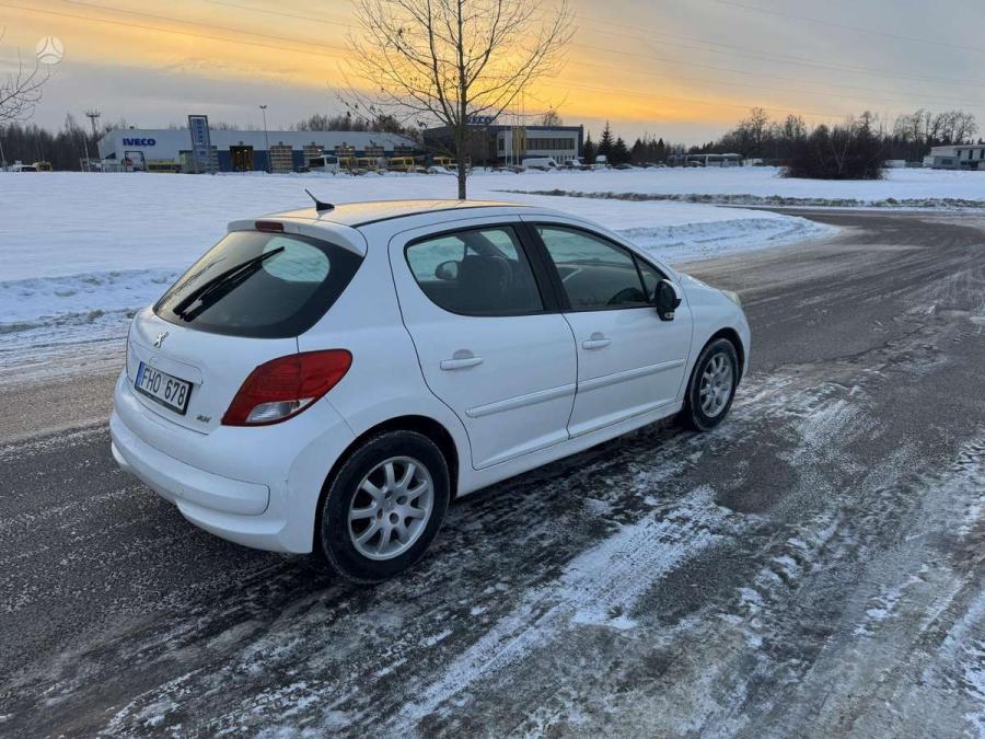 Balts Peugeot 207 2009 Viļņa, ar dzinēja tilpumu 1.40 L un nobraukumu 202 tūkst. km par 850 €, foto 1 vietnē AUTOMOTO.COM.LV