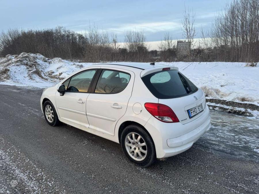 Balts Peugeot 207 2009 Viļņa, ar dzinēja tilpumu 1.40 L un nobraukumu 202 tūkst. km par 820 €, foto 3 vietnē AUTOMOTO.COM.LV