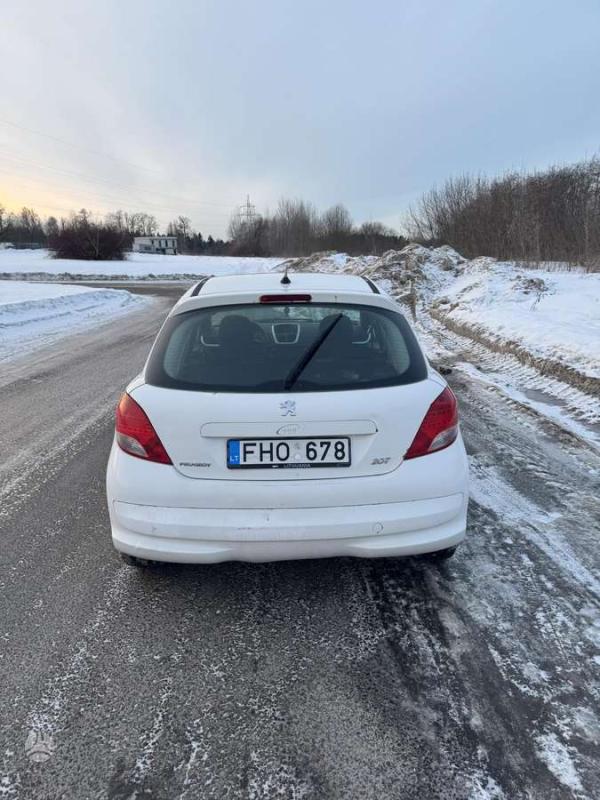White Peugeot 207 2009 in Vilnius, with an engine capacity of 1.40 L and mileage of 202 thousand km for 820 €, photo 4 on AUTOMOTO.COM.LV