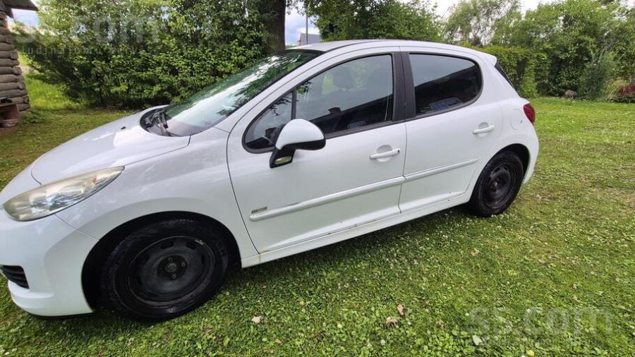 White Peugeot 207 2010 in Valmiera, with an engine capacity of 1.60 L and mileage of 264 thousand km for 990 €, photo 3 on AUTOMOTO.COM.LV