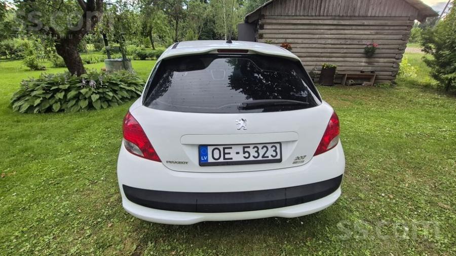 White Peugeot 207 2010 in Valmiera, with an engine capacity of 1.60 L and mileage of 264 thousand km for 990 €, photo 5 on AUTOMOTO.COM.LV