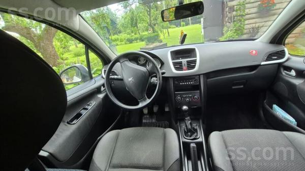 White Peugeot 207 2010 in Valmiera, with an engine capacity of 1.60 L and mileage of 264 thousand km for 990 €, photo 5 on AUTOMOTO.COM.LV
