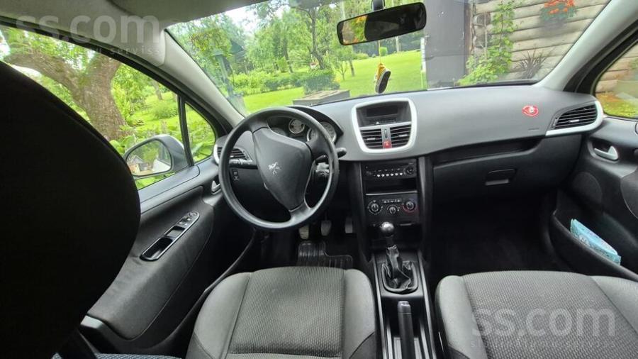 White Peugeot 207 2010 in Valmiera, with an engine capacity of 1.60 L and mileage of 264 thousand km for 990 €, photo 6 on AUTOMOTO.COM.LV