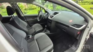 White Peugeot 207 2010 in Valmiera, with an engine capacity of 1.60 L and mileage of 264 thousand km for 990 €, photo 8 on AUTOMOTO.COM.LV