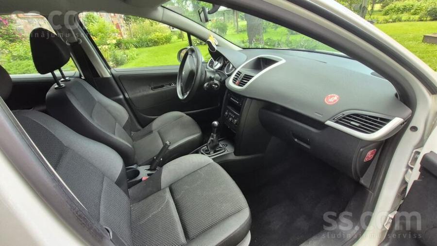 White Peugeot 207 2010 in Valmiera, with an engine capacity of 1.60 L and mileage of 264 thousand km for 990 €, photo 8 on AUTOMOTO.COM.LV