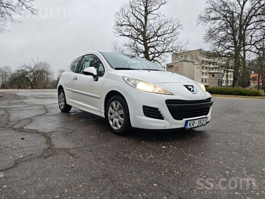 White Peugeot 207 2011 in Riga, with an engine capacity of 1.40 L and mileage of 309 thousand km for 1100 €, photo 3 on AUTOMOTO.COM.LV