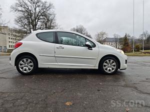 White Peugeot 207 2011 in Riga, with an engine capacity of 1.40 L and mileage of 309 thousand km for 1100 €, photo 4 on AUTOMOTO.COM.LV