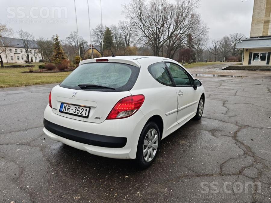 White Peugeot 207 2011 in Riga, with an engine capacity of 1.40 L and mileage of 309 thousand km for 1100 €, photo 5 on AUTOMOTO.COM.LV