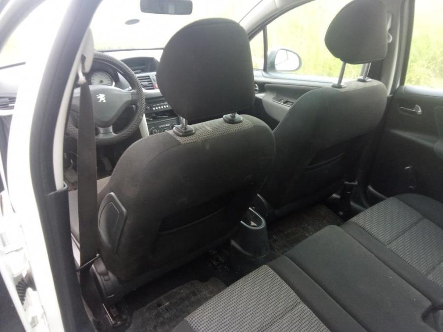Balts Peugeot 207 2010 Narva, ar dzinēja tilpumu 1.60 L un nobraukumu 197 tūkst. km par 2650 €, foto 19 vietnē AUTOMOTO.COM.LV