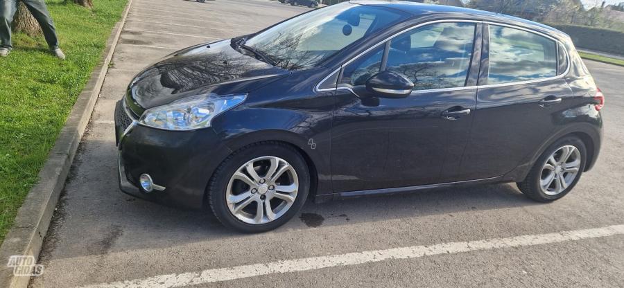 Black Peugeot 208 2012 in Skuodas, with an engine capacity of 1.60 L and mileage of 299 thousand km for 3500 €, photo 1 on AUTOMOTO.COM.LV