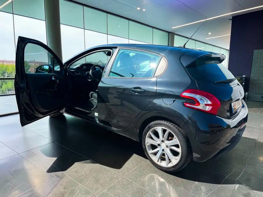Black Peugeot 208 2012 in Jurmala, with an engine capacity of 1.40 L and mileage of 286 thousand km for 4450 €, photo 4 on AUTOMOTO.COM.LV