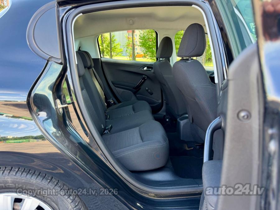 Melns Peugeot 208 2013 Tallina, ar dzinēja tilpumu 1.00 L un nobraukumu 57 tūkst. km par 3999 €, foto 17 vietnē AUTOMOTO.COM.LV