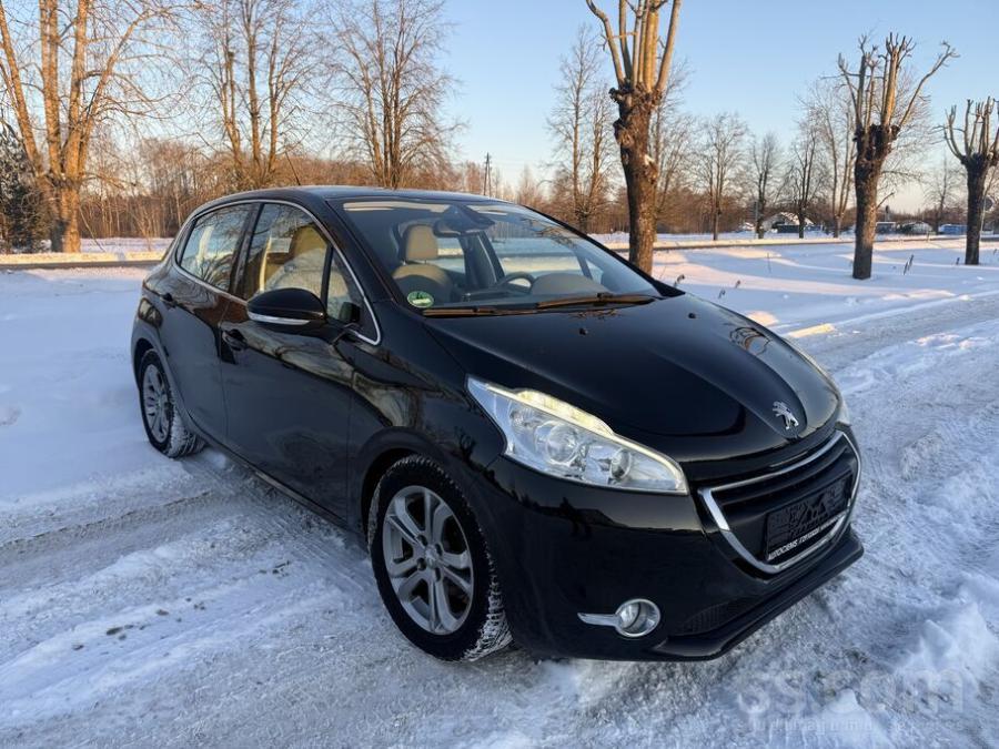 Black Peugeot 208 2014 in Ogre, with an engine capacity of 1.60 L and mileage of 144 thousand km for 5799 €, photo 1 on AUTOMOTO.COM.LV