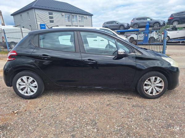 Black Peugeot 208 2014 in Taurage, with an engine capacity of 1.20 L and mileage of 172 thousand km for 3300 €, photo 8 on AUTOMOTO.COM.LV