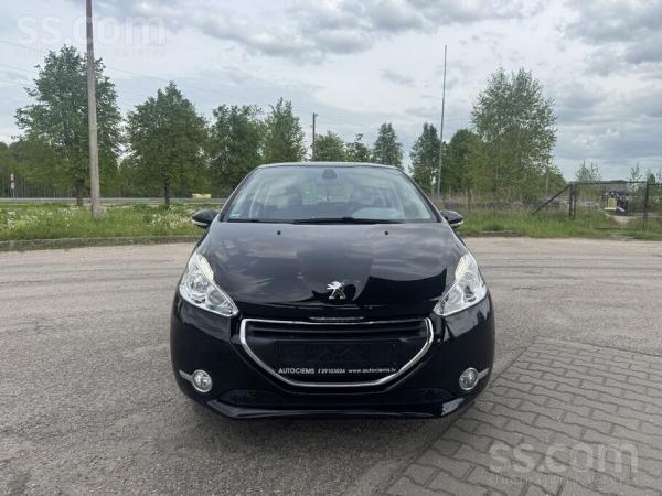Black Peugeot 208 2014 in Ogre, with an engine capacity of 1.60 L and mileage of 144 thousand km for 5299 €, photo 2 on AUTOMOTO.COM.LV