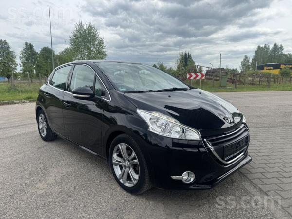 Black Peugeot 208 2014 in Ogre, with an engine capacity of 1.60 L and mileage of 144 thousand km for 5299 €, photo 3 on AUTOMOTO.COM.LV