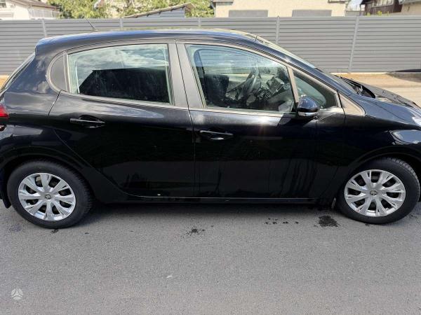 Black Peugeot 208 2017 in Kaunas, with an engine capacity of 1.56 L and mileage of 137 thousand km for 4500 €, photo 6 on AUTOMOTO.COM.LV