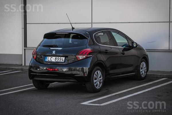 Black Peugeot 208 2018 in Riga, with an engine capacity of 1.60 L and mileage of 86 thousand km for 7500 €, photo 4 on AUTOMOTO.COM.LV