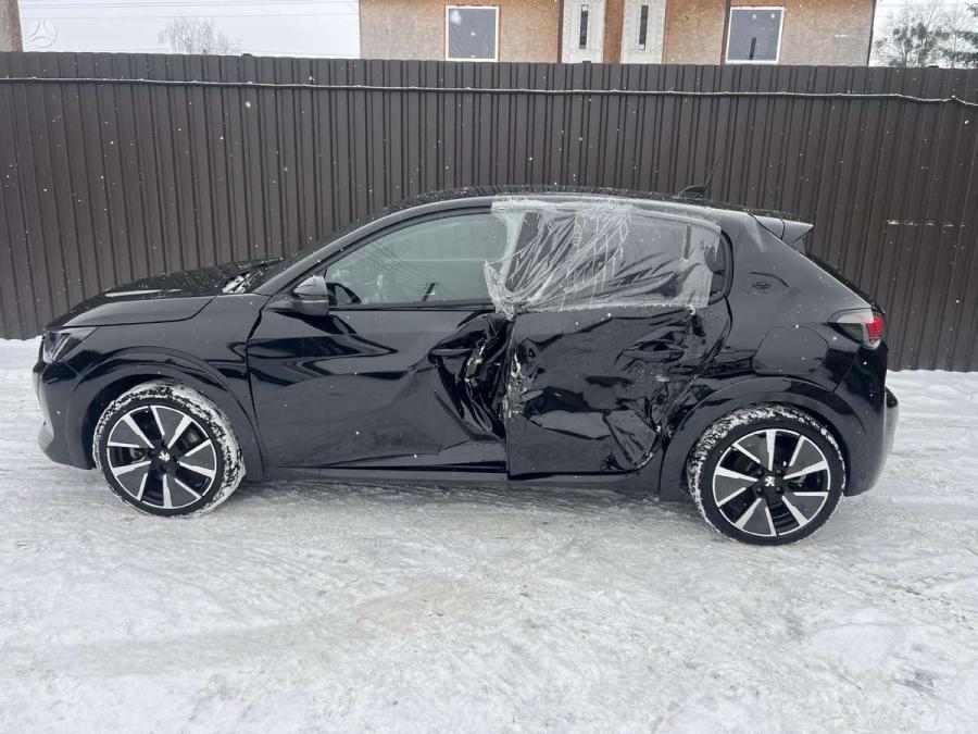 Black Peugeot 208 2020 in Kaunas, with an engine capacity of 0.00 L and mileage of 78 thousand km for 6500 €, photo 5 on AUTOMOTO.COM.LV