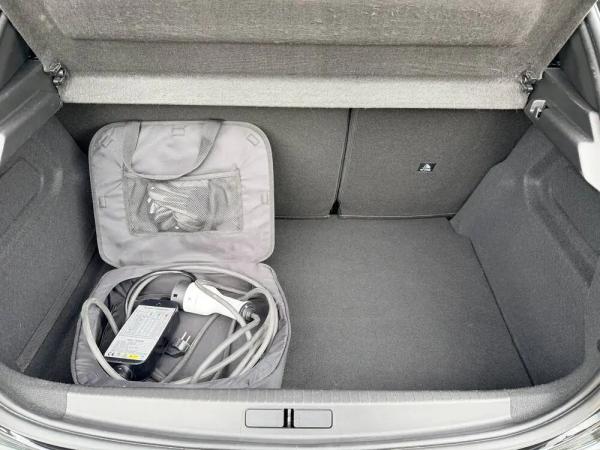 Melns Peugeot 208 2023 Rīga, ar dzinēja tilpumu 0.00 L un nobraukumu 49 tūkst. km par 18995 €, foto 5 vietnē AUTOMOTO.COM.LV