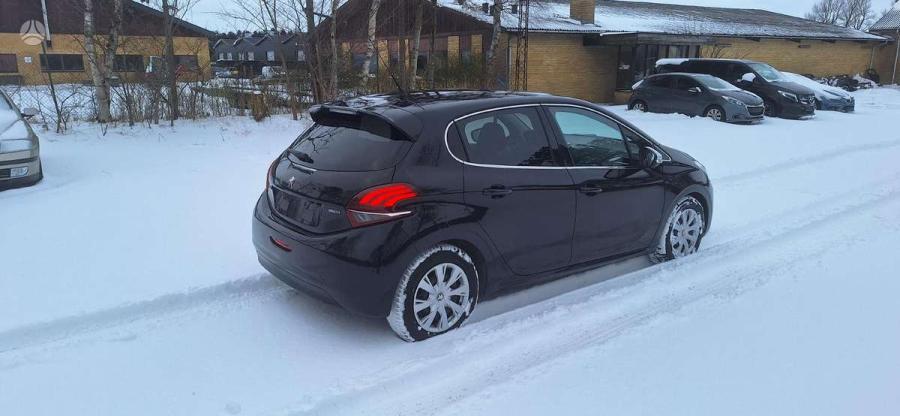 Blue Peugeot 208 2016 in Telschi, with an engine capacity of 1.60 L and mileage of 168 thousand km for 4500 €, photo 5 on AUTOMOTO.COM.LV