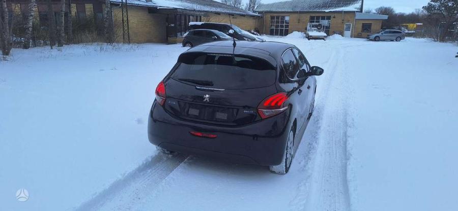 Blue Peugeot 208 2016 in Telschi, with an engine capacity of 1.60 L and mileage of 168 thousand km for 4500 €, photo 6 on AUTOMOTO.COM.LV